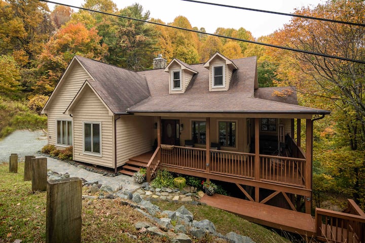 Stylish 4b Retreat | Hot Tub, Fire Pit, Dogs Ok - Boone, NC