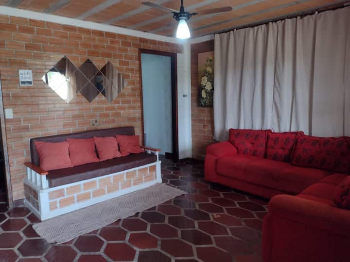 Casa Agradável Com Jardim - Guaratuba