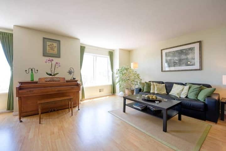 Top Floor Room W/ Private Bath & Deck In View Home - San Francisco, CA