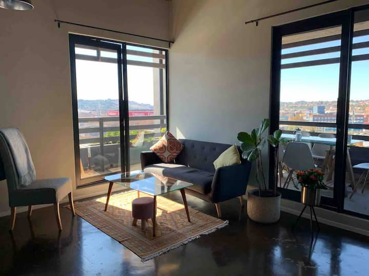 Trendy, Spacious Apartment With Big, Sunny Balcony - Johannesburgo