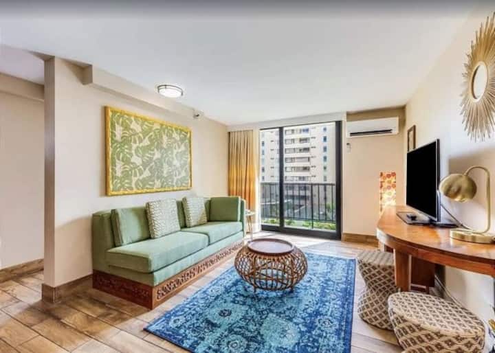 Beautiful Bamboo Waikiki 1-bedroom | Private Lanai - Lē'ahi Beach Park, HI