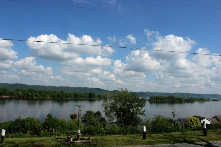 Majestic Mississippi River View - La Crosse, WI