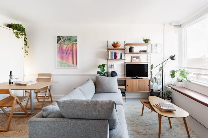 Mid-century, Modern Studio In Perfect Central Location. - Melbourne