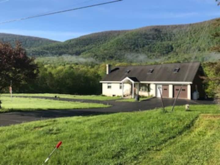 2nd Floor With The View - 2 Bedroom - ハンター, NY