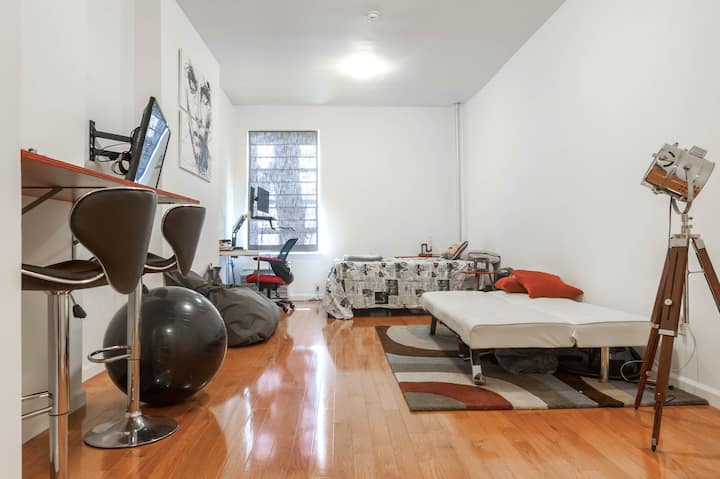 East Village Oasis: Modern & Cozy! - Queens, NY
