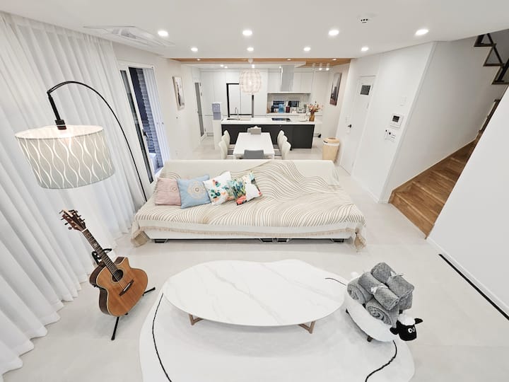 숲속, 헤이리 114
독채/파주/가족/단체/모던/불멍/방4/마장호수/심학산/임진각/경기도 - Gimpo-si