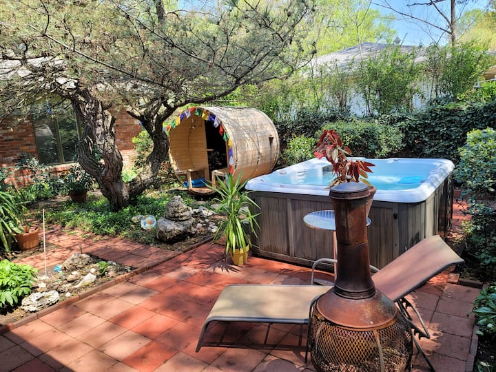 Artsy 2-bedroom With Private Hot Tub And Sauna - Springfield, MO