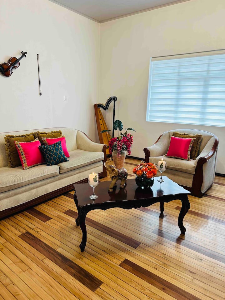 Casa Familiar En Quito 6 Dormitorios - Quito