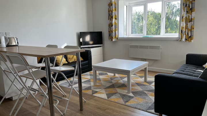 Warwick Flat In St Nicholas’ Park, Near Castle - Royal Leamington Spa