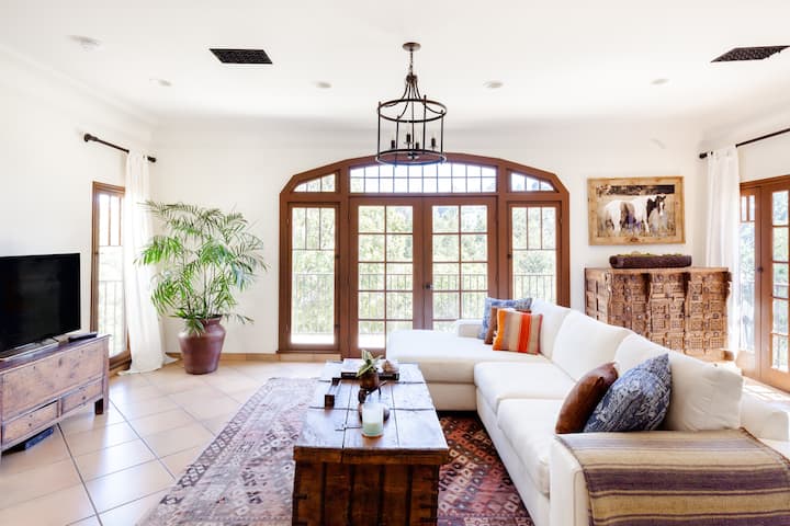 Hollywood Hills Designer Villa/duplex With Authentic Charm - Los Angeles, CA