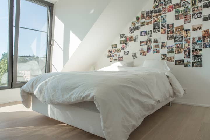 Lichtrijke Kamer En Badkamer In Groene Omgeving. - Gand