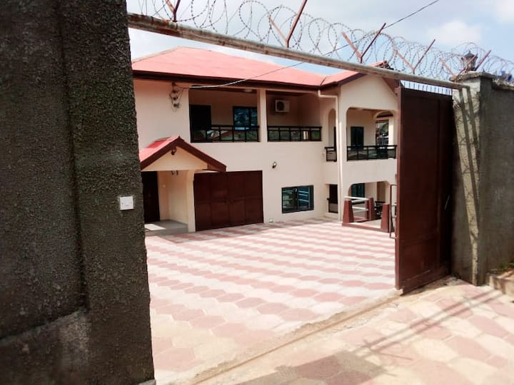 Modern 2br Top Floor Apartment - Freetown