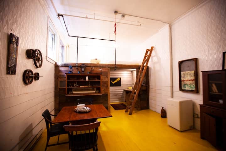Stay In An Industrial, Cozy & Artsy Sleeping Loft. - Grafton Lakes State Park, Grafton