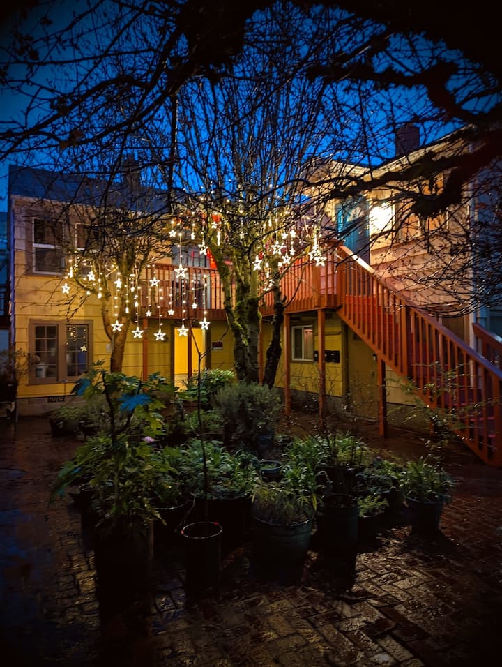 Separate Connected Units Great For Groups: Parking - Eugene, OR