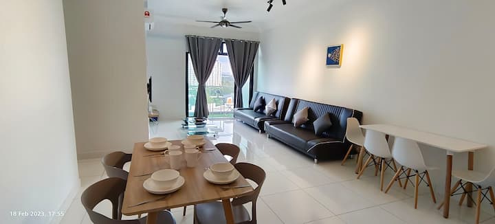 Platino/beside Paradigm Mall/12pax/2 Carparks - Skudai