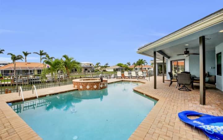 Spacious Waterfront And Close To Beaches - Marco Island, FL