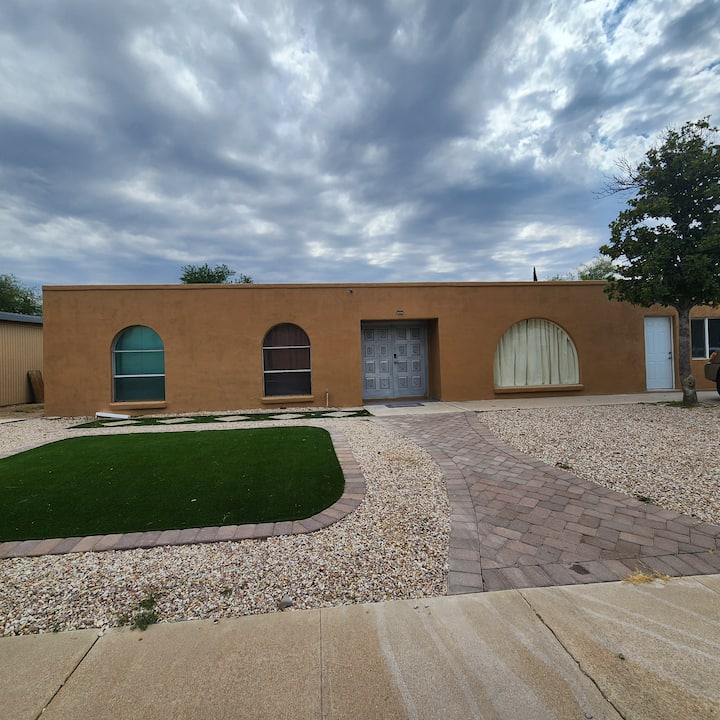 Spacious Vacation Home Near Tucson Airport - Tucson, AZ