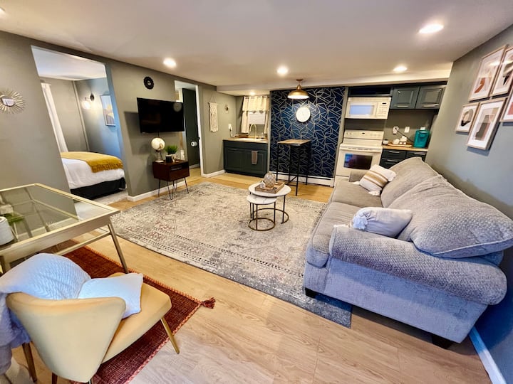 Cozy Private Unit With City View, Patio, & Parking - Pittsburgh
