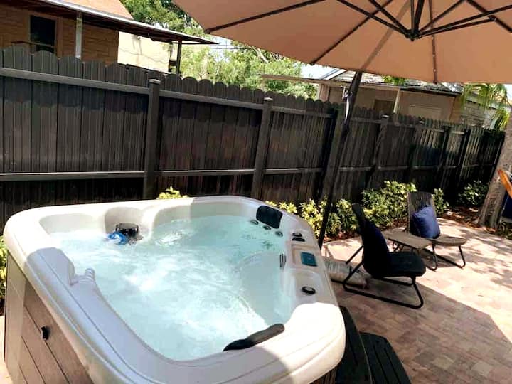 “Tropical Blue Studio | Private Jacuzzi & Patio” - Miami