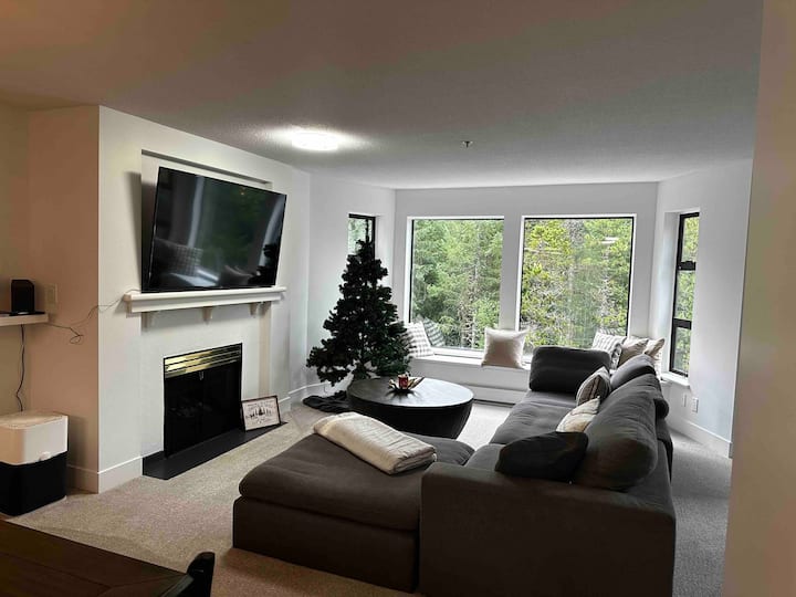 Walk To Village! 2 Bed/ 2 Bath Spacious Unit - Whistler