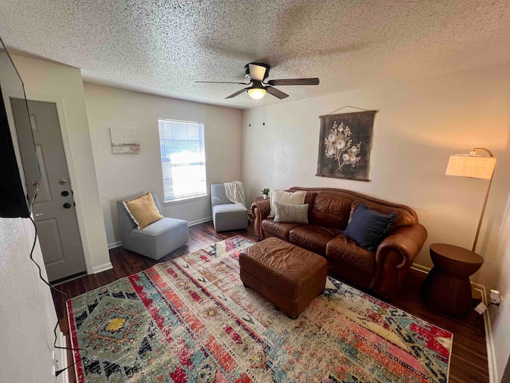 China Spring 4 Bed Contractor Stay Midterm - Waco, TX