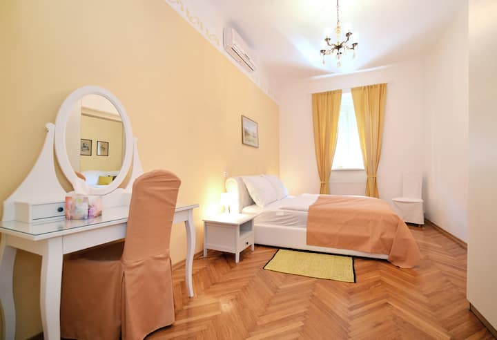Shabby Chic Apt In City Center - Zagreb