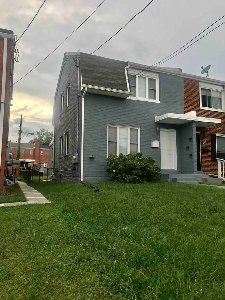 Spacious 3 Bedroom 2 Bath House With Free Parking - Chinatown, DC