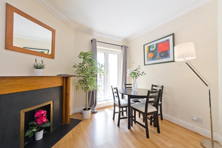 **Work Remotely From This Apartment**great Location Near Trinity College At Merrion Square - Dublin