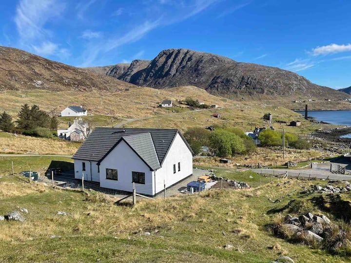 Cosy, Spacious Cottage With Hot Tub & Sea Views - Harris