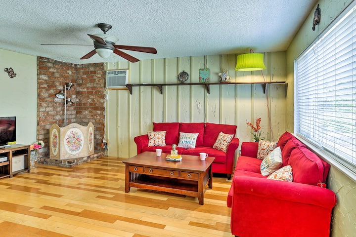 Hidden Charm- A Cozy Home With Pool & Game Room - Redding, CA