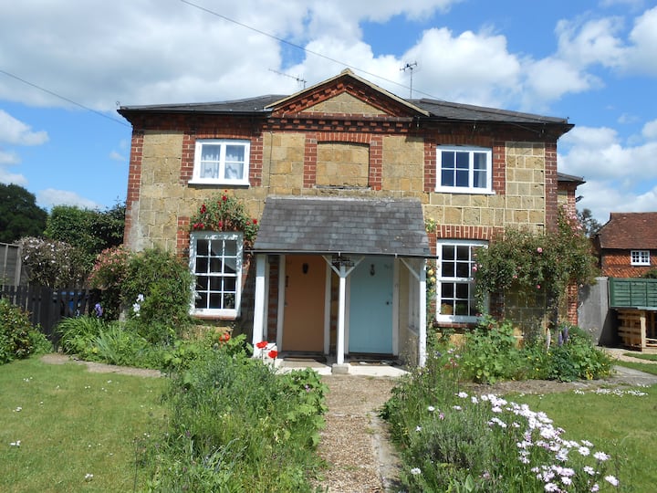 Historic Cottage In Village Location With One Cat - Guildford