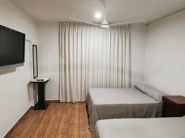 2) Casa Amplia Con Buena Ubicación, Mazatlán. - Mazatlán
