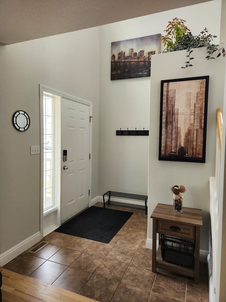 4 Bdrm West Home + Studio Suite - Lethbridge