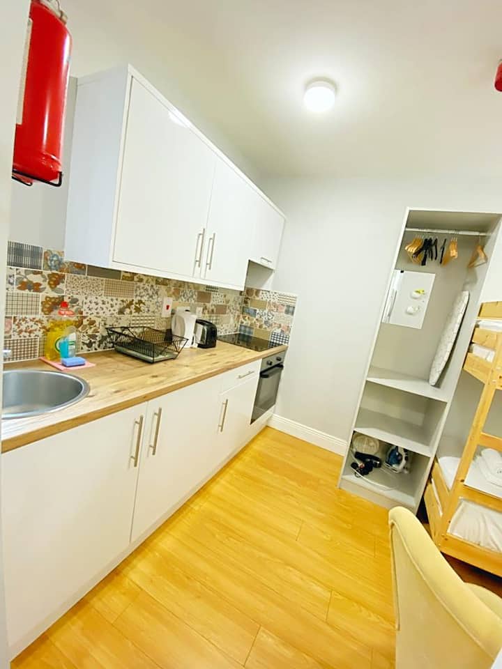 Southside Studio 1st Floor Kitchen+wifi+netflix+tv -
