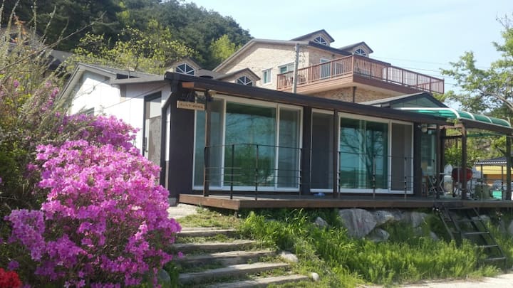 영화관 벽난로가 있는 강릉 편백집 100㎡{33평} - 단독전체 - 江陵市