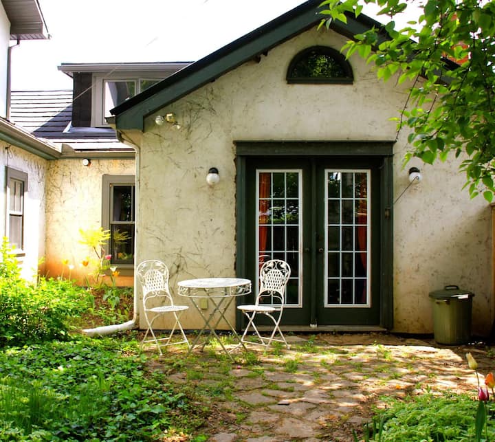 Magnolia Cottage Near The Lake - Hamilton