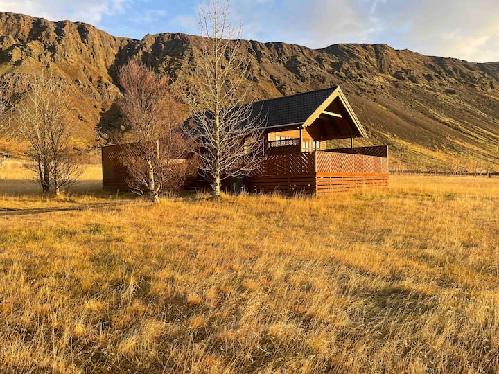 Scenic & Secluded Getaway ~ Hot Tub ~ Lovely Views - Selfoss