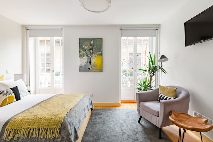 All-white Studio Apartment With Juliet Balcony - Porto