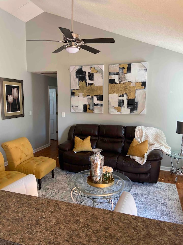 The Sleek City Escape - Riverdale, GA