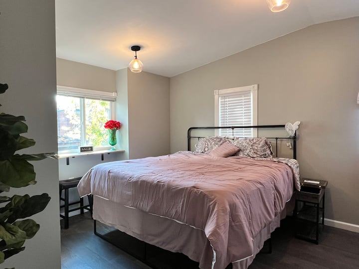Guesthouse W/ King Bed, Washer/dryer, Full Kitchen - Covington, KY