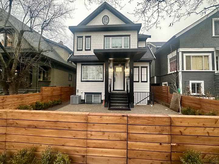 Brand New Duplex House  3 Bed 2 Bath, Parking - North Vancouver