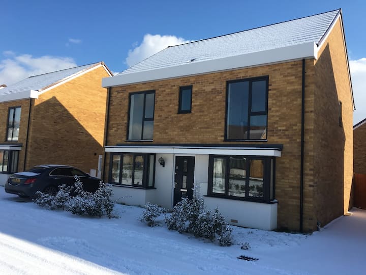 Beautiful New House Spacious, Modern & Bright - Basildon