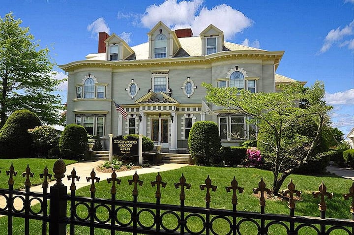 Historic Edgewood Manor Inn - Cranston, RI