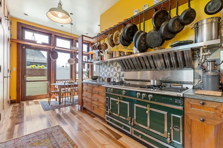 Art-filled Victorian Flat W/french Chef’s Kitchen - San Francisco, CA