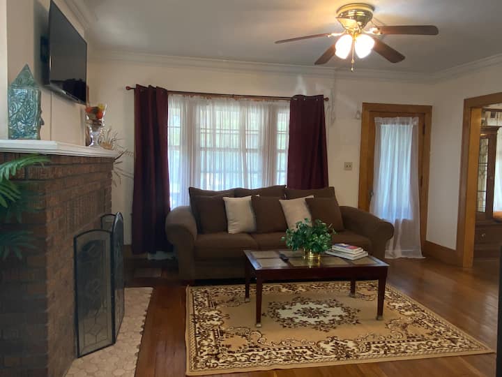 Sleeps 7 - Lakeshore Haven Near Beachfront - Cleveland