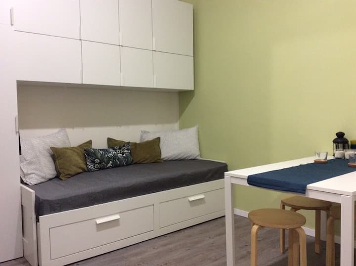 Centrally Located One-room Flat In Porta Venezia - 밀라노