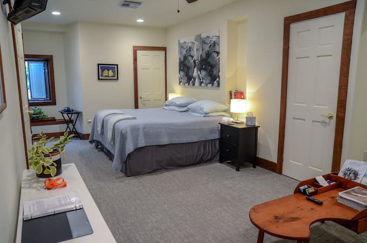 Strawbale Private Suite Near Ccf, Cwru, Uh. - Cleveland, OH