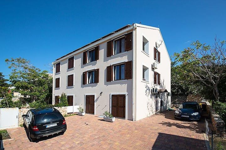 A4 ŽEljko Apartman 4+1 Suteren - Baška