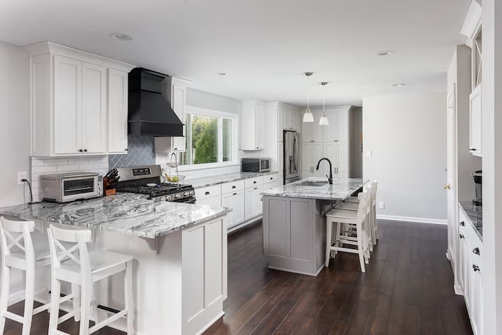 Newly Renovated & Spacious - Sleeps 10+ Must See! - Louisville, KY