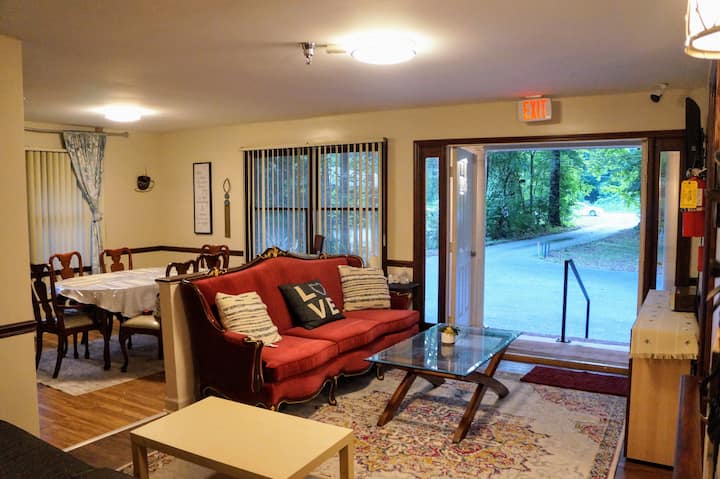 Inviting Peaceful Home Near Uga - 5 B/r 4 Baths - Athens, GA